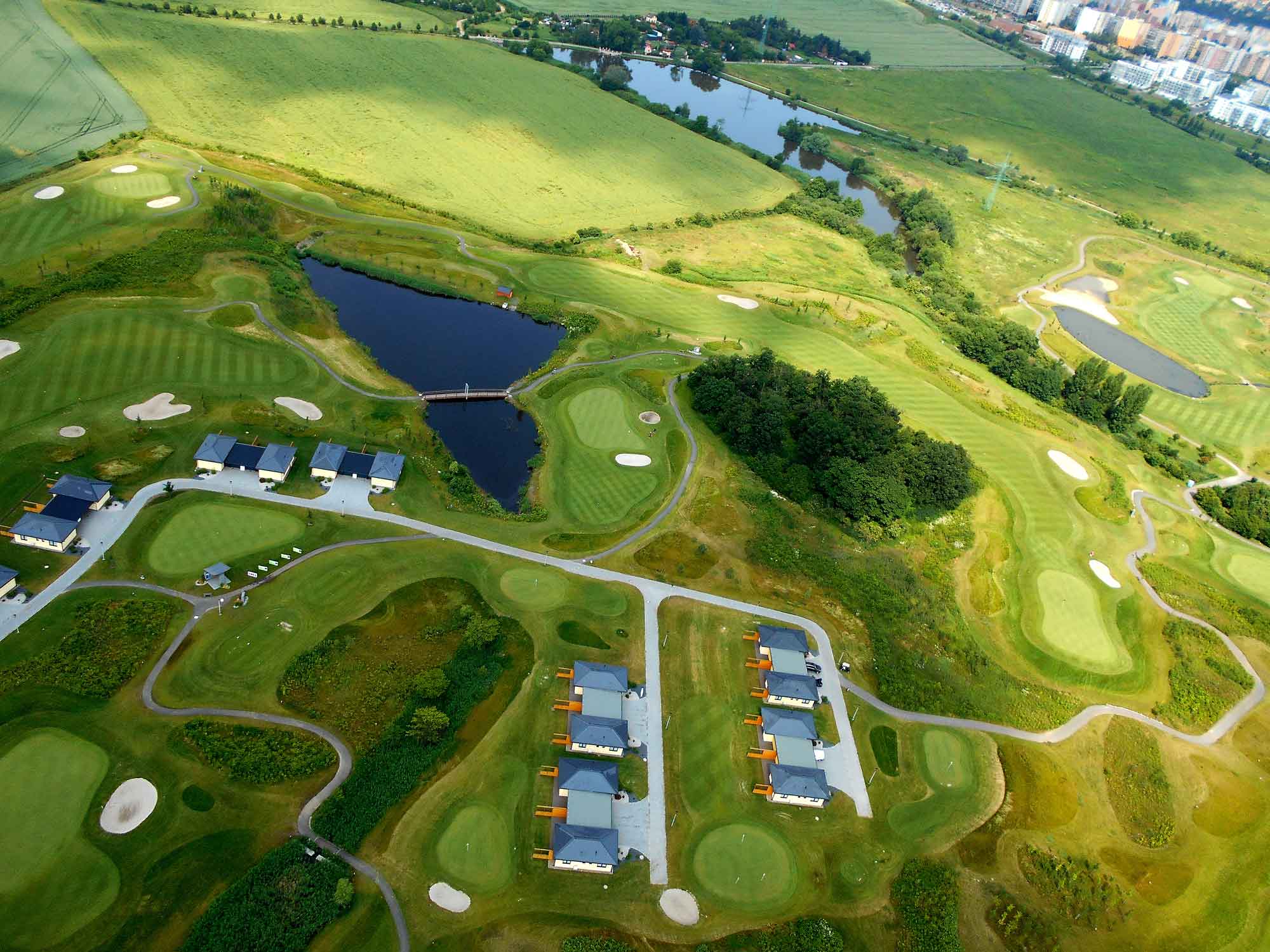 Fotogalerie: hřiště z ptačího pohledu – Golf Resort Black Bridge v Praze